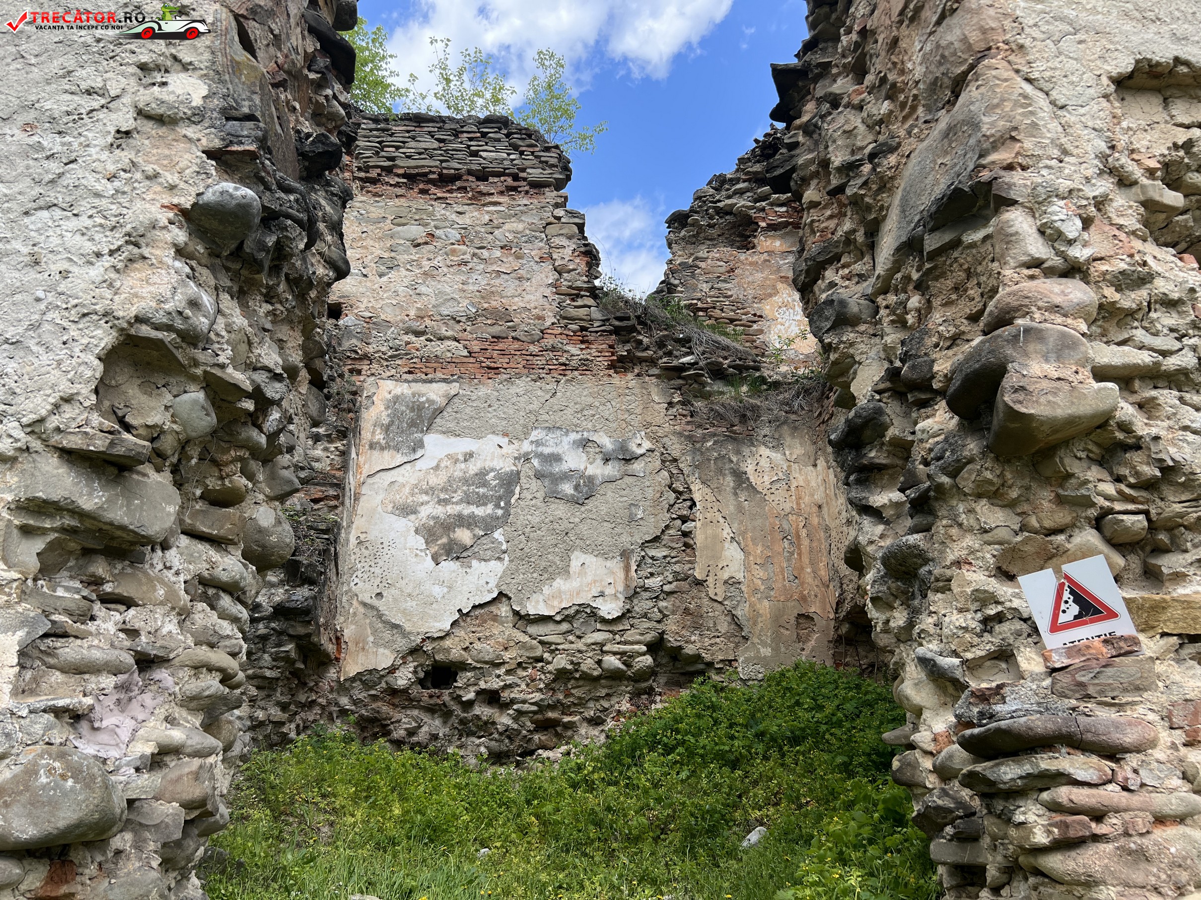 Ruinele Palatul Cnejilor - Imagini cu Obiective Turistice